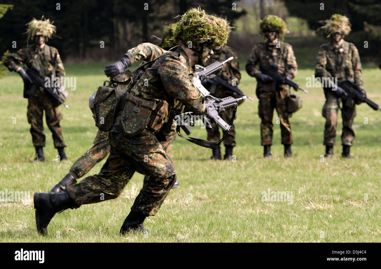 (dpa) - A conscript of the armoured infantry division of the German ...