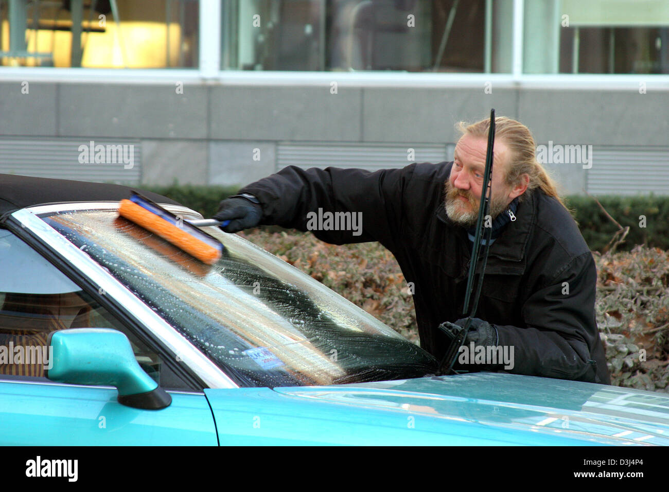 (dpa) - A homeless person cleans the windscreen of a car earning him ...