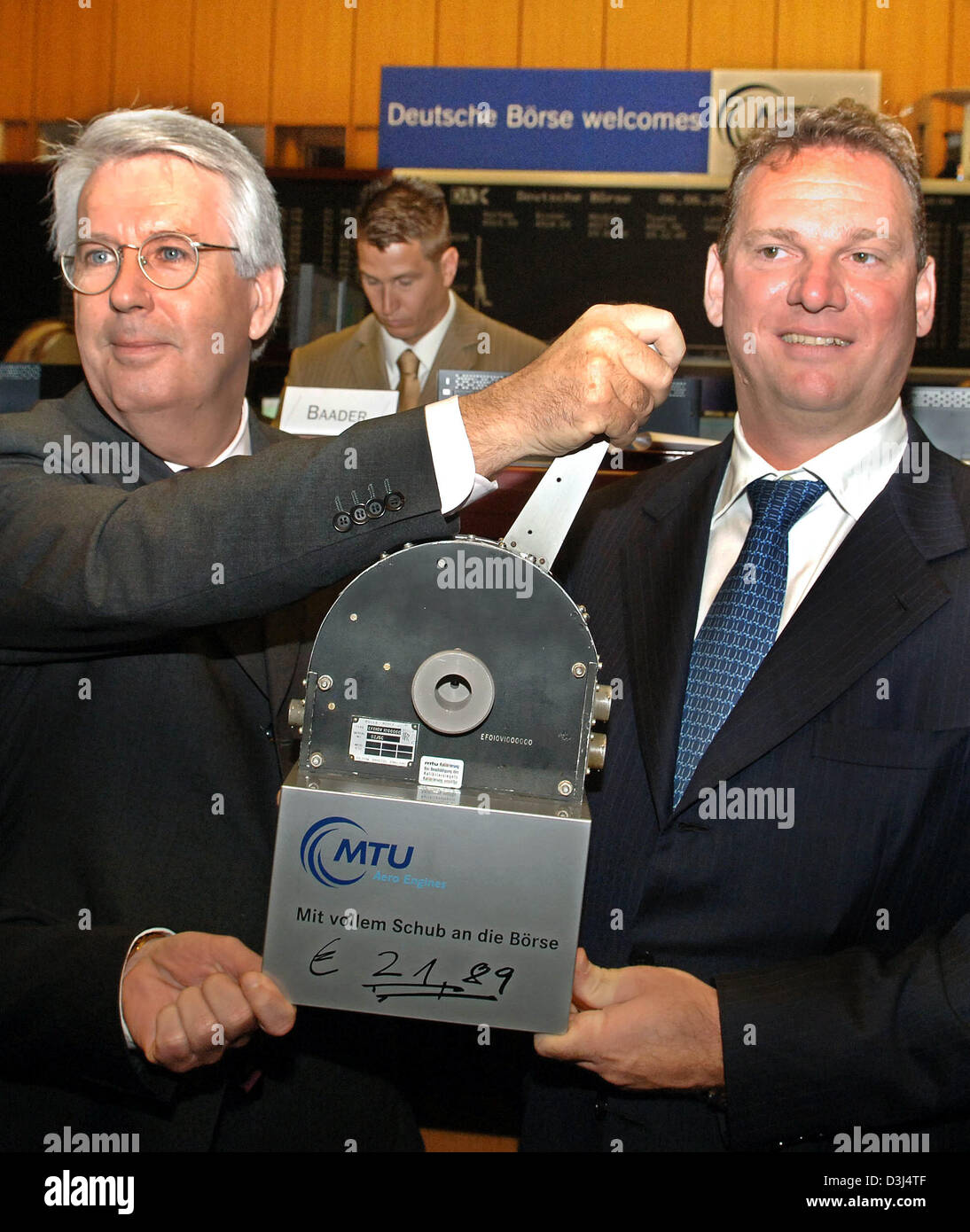 (dpa) - MTU Aero Engines chairman Udo Stark (L) and the company's ...