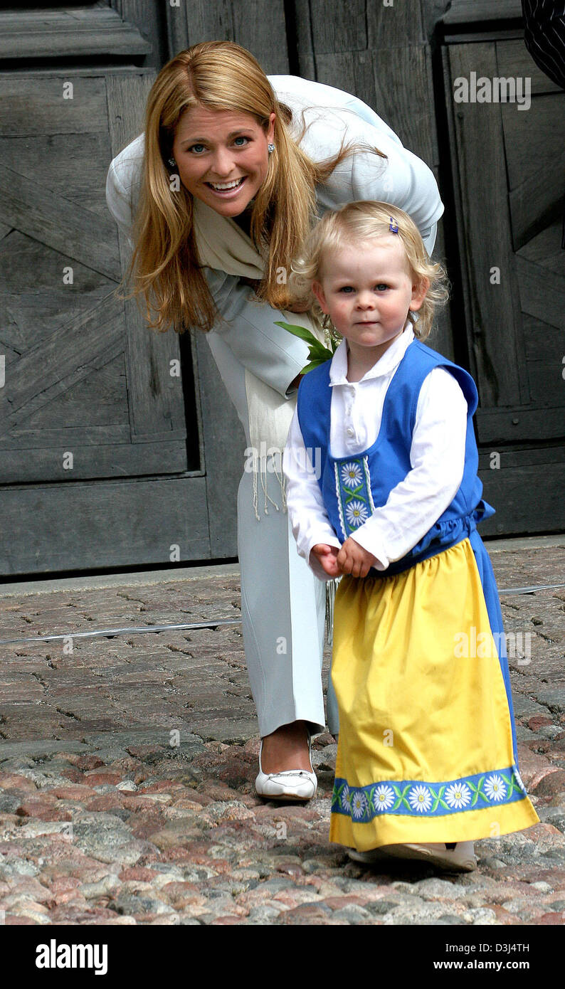 (dpa) - Swedish Princess Madeleine (back) and a little girl smile as ...