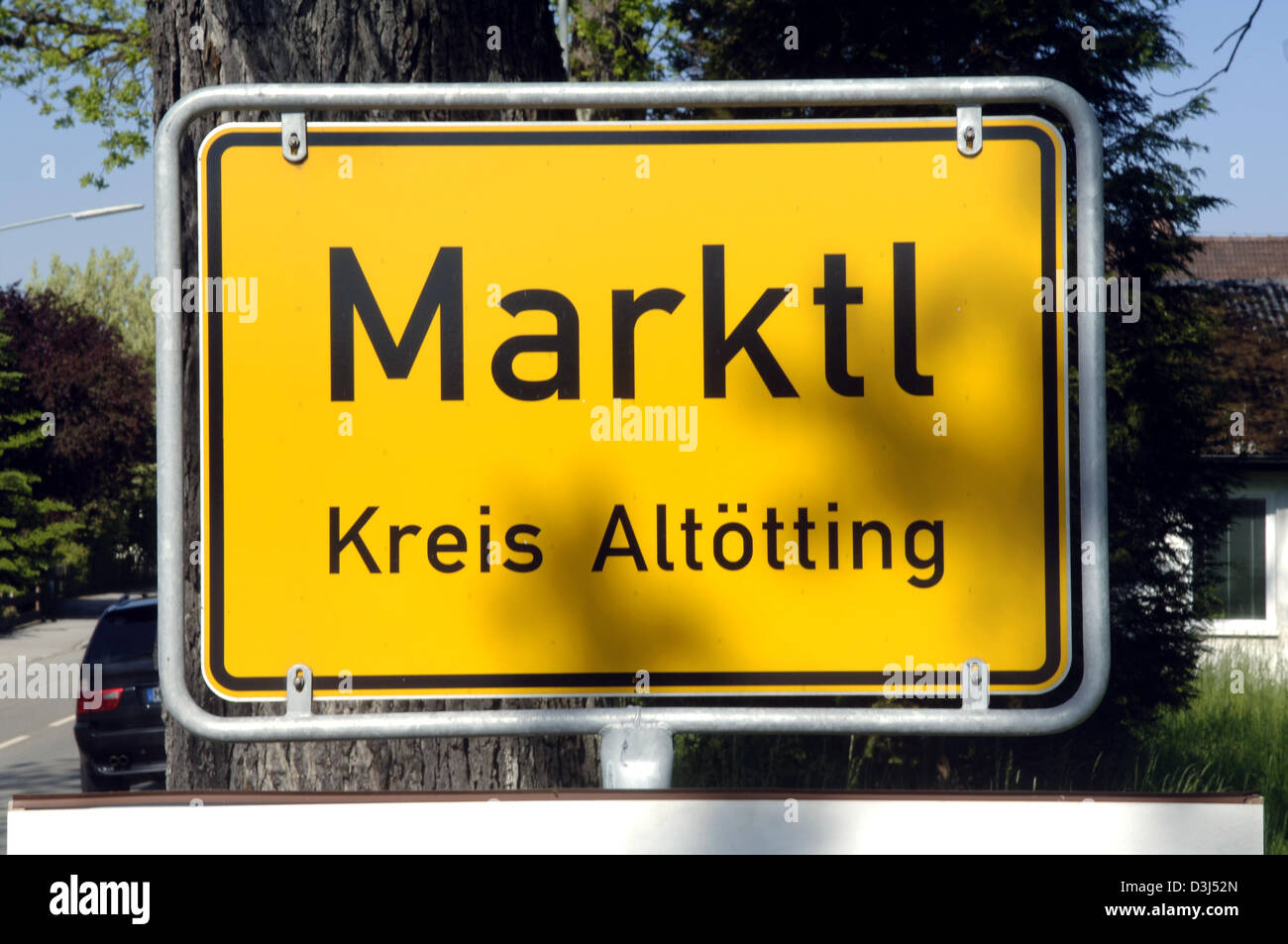 (dpa) - A town entrance sign pictured in Marktl am Inn, Germany, 25 May ...