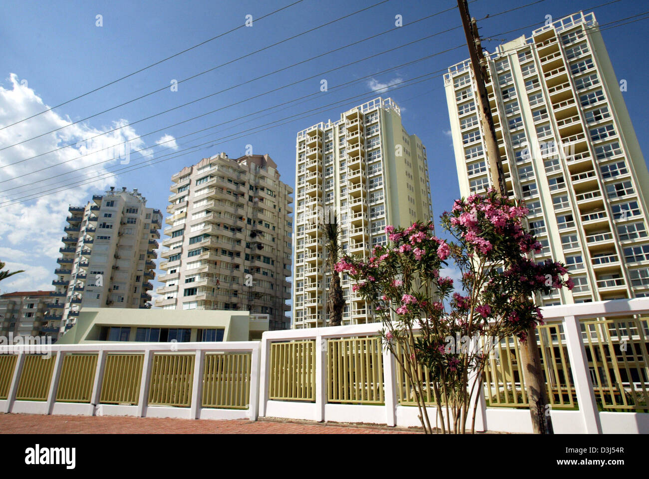(dpa) - The picture shows apartment buildings in Antalya, Turkey, 14 ...