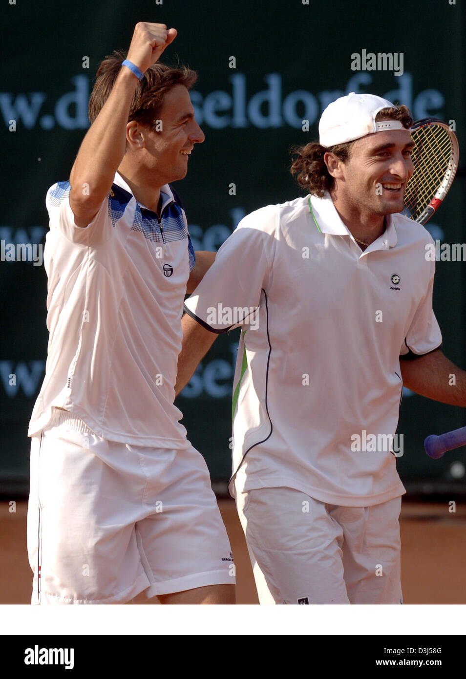 (dpa) - Spanish tennis double Tommy Robredo and Santiago Ventura (R ...