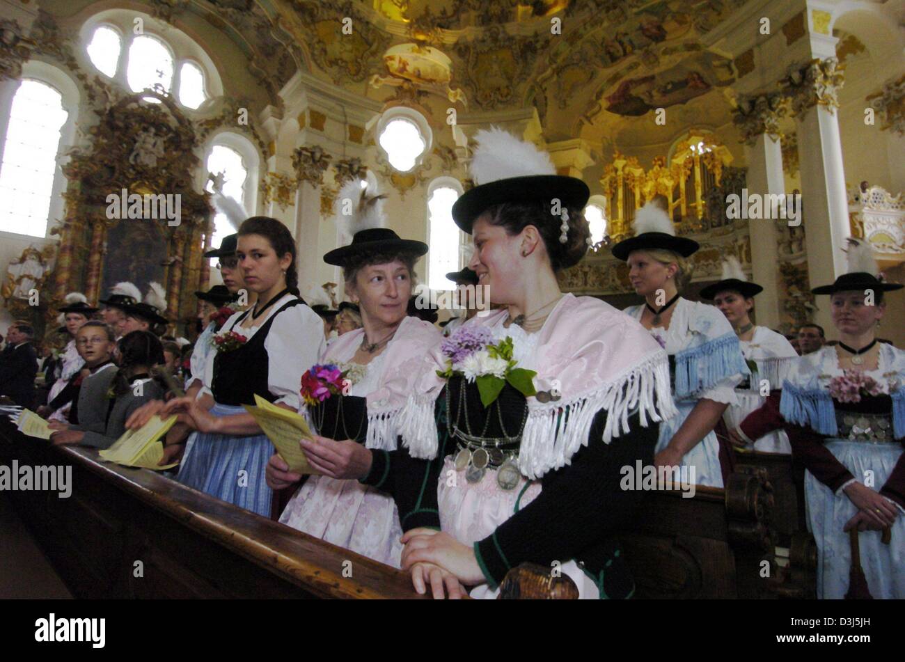 (dpa) - A group of women dressed in traditional costumes attend a ...