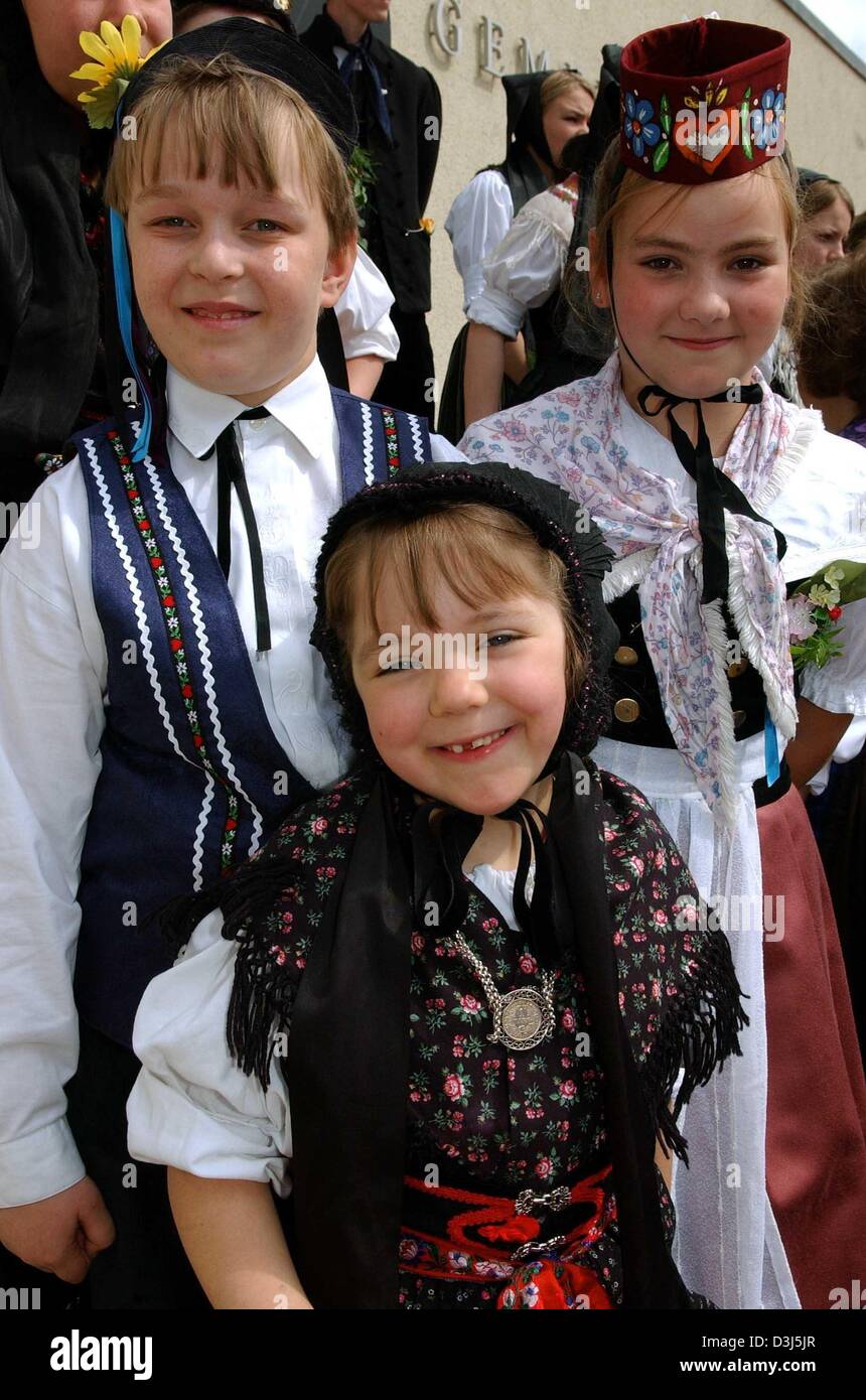 (dpa) - A group of children, dressed in traditional costumes, pose ...