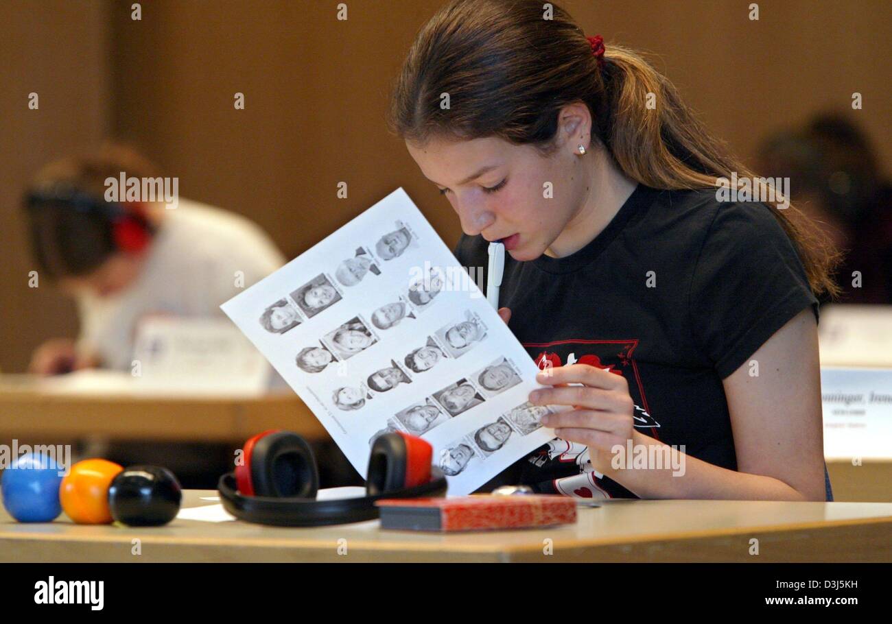 (dpa) - Reigning children memory champion Katharina Bunk concentrates ...