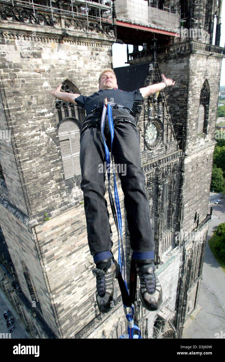 (dpa) - A young makes a bungee jump from a 70 m high platform just in ...