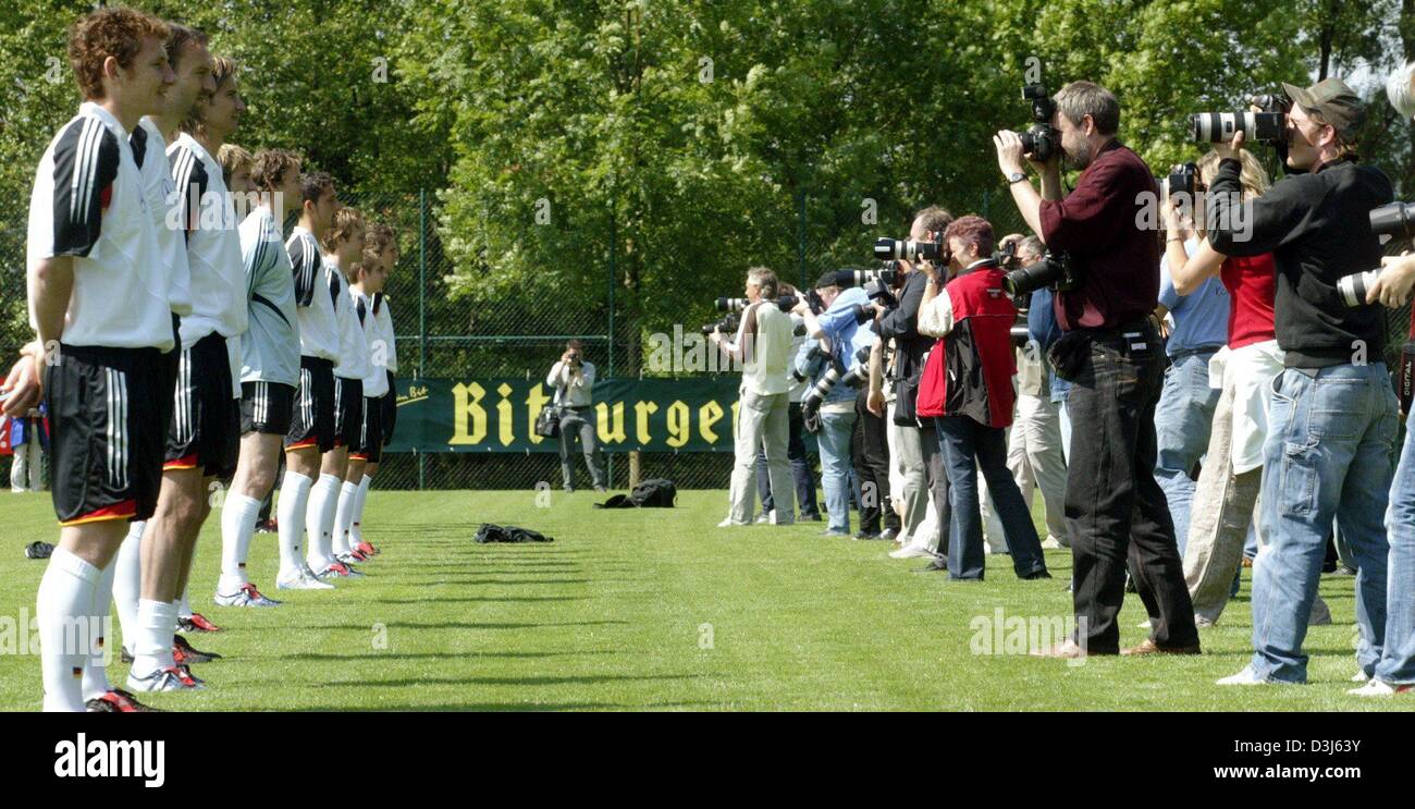 Players soccer national team stand hi-res stock photography and images ...