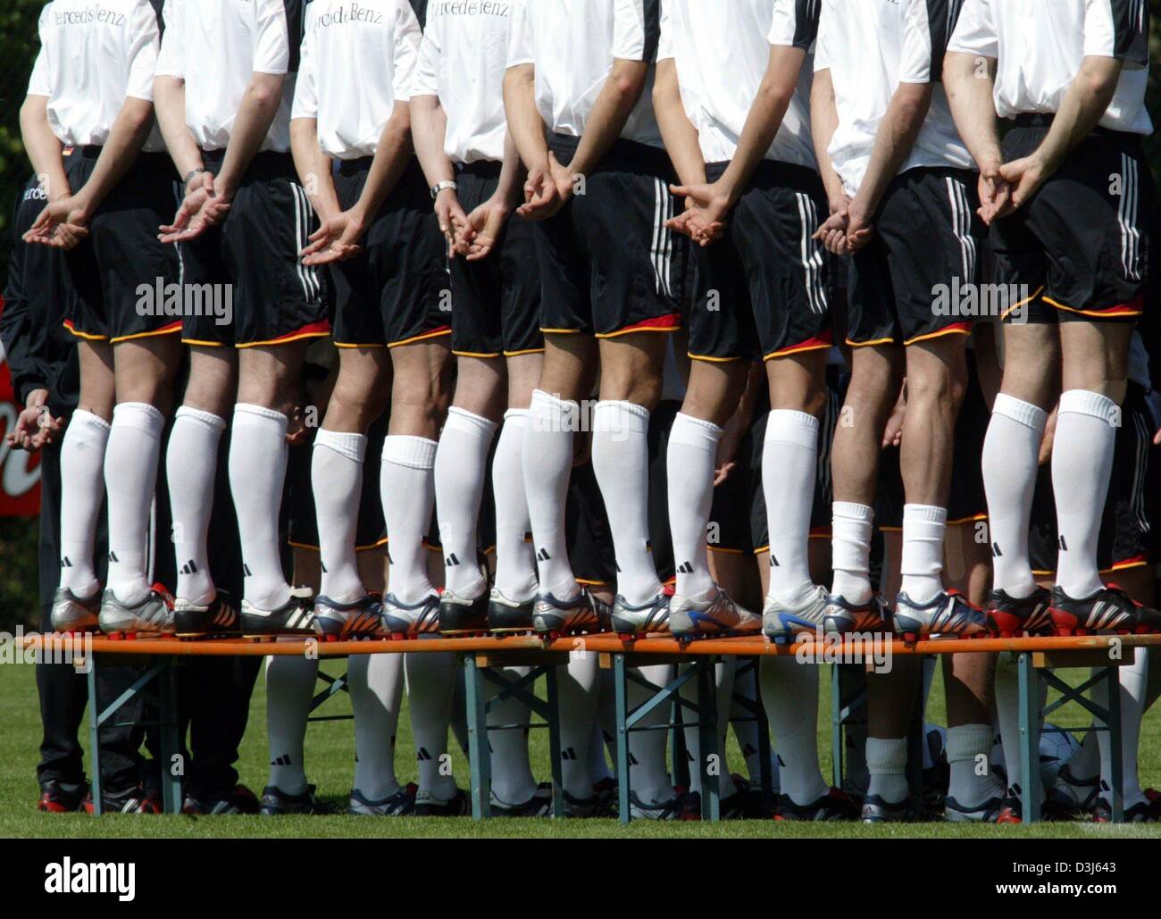 (dpa) - The players of the German national soccer team stand together ...
