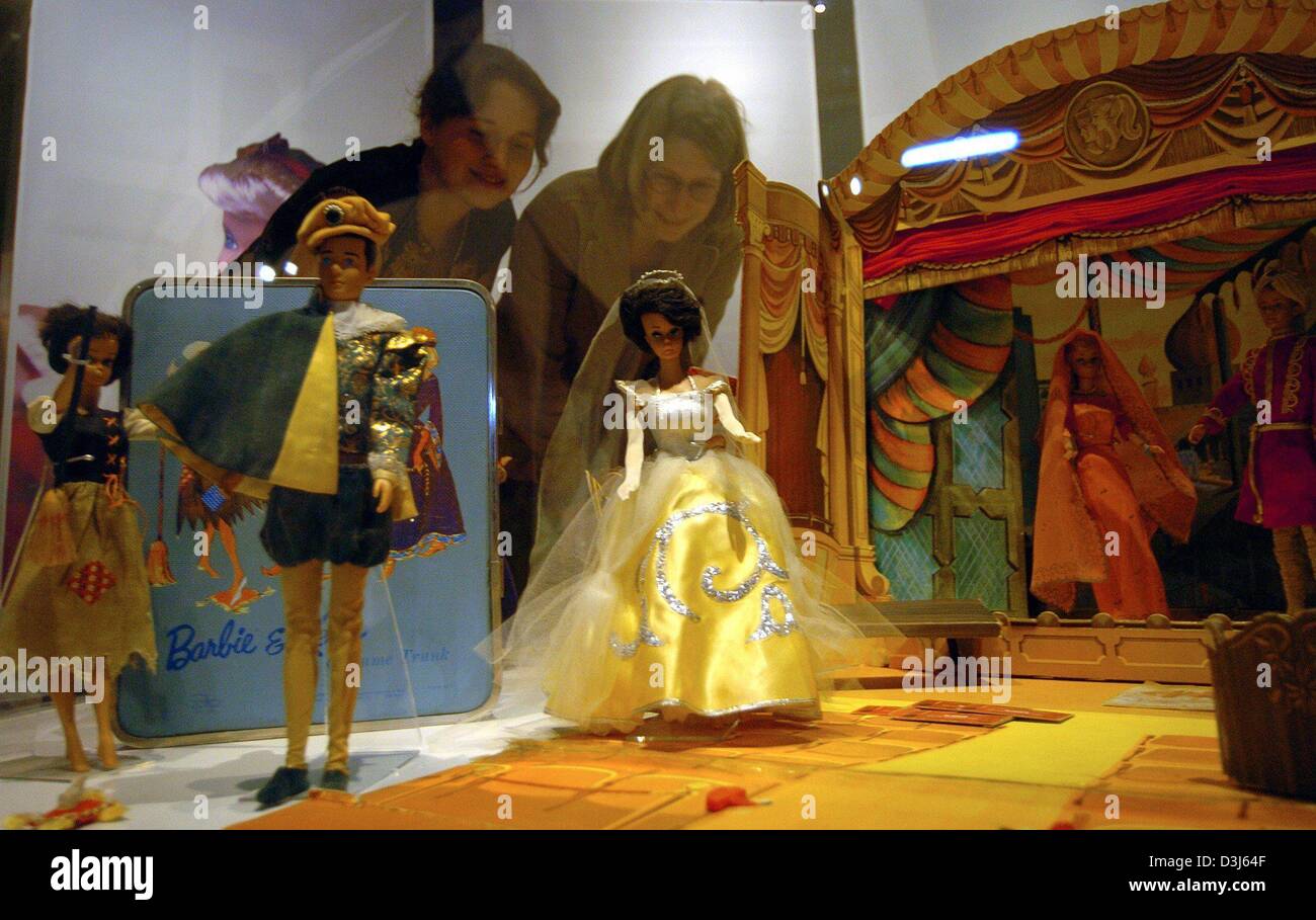 Glass spehere hi-res stock photography and images - Alamy