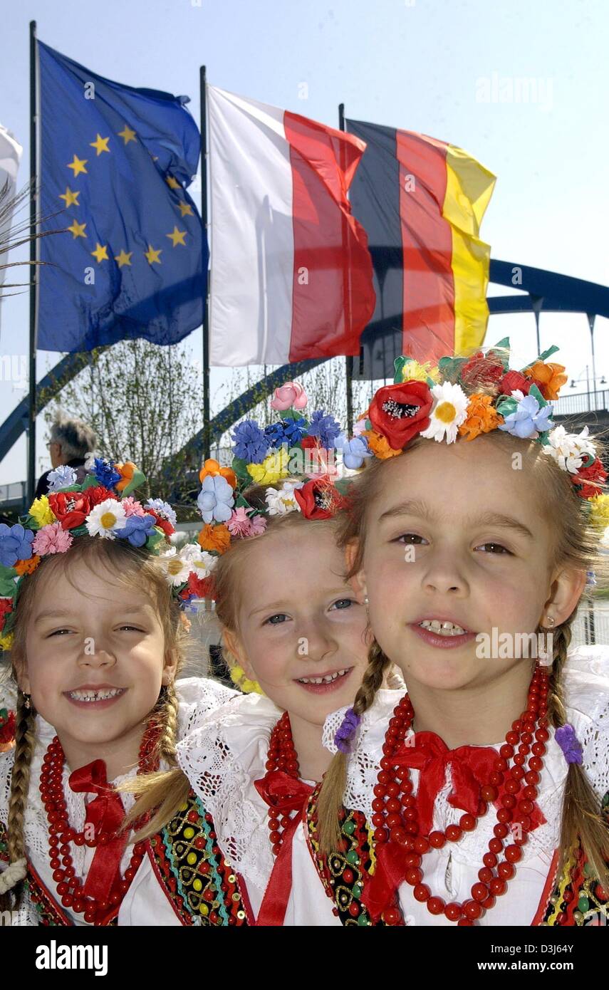 (dpa) - Three girls from the German-Polish Euro-Kindergarten pose in ...