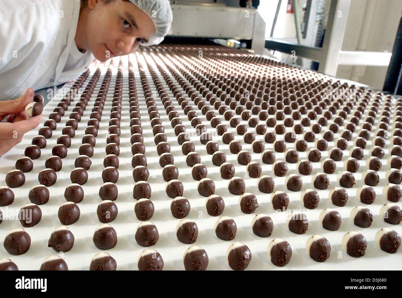 (dpa) - An employee supervises the production process at Germany's ...