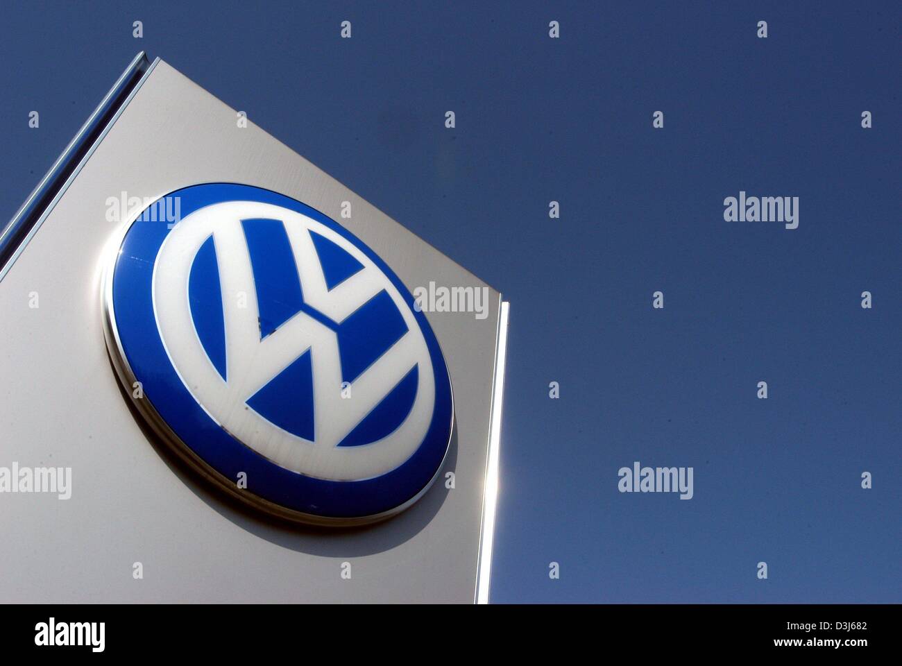 (dpa) The logo of German carmaker Volkswagen (VW) stands in front of ...