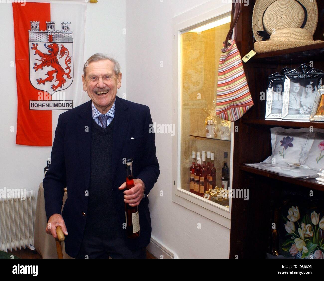 (dpa) - Graham Pilcher, husband of British bestselling author Rosamunde ...
