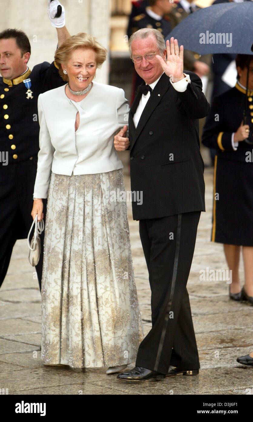 (dpa) - Queen Paola (L) and king Albert of Belgium smile and wave hands ...