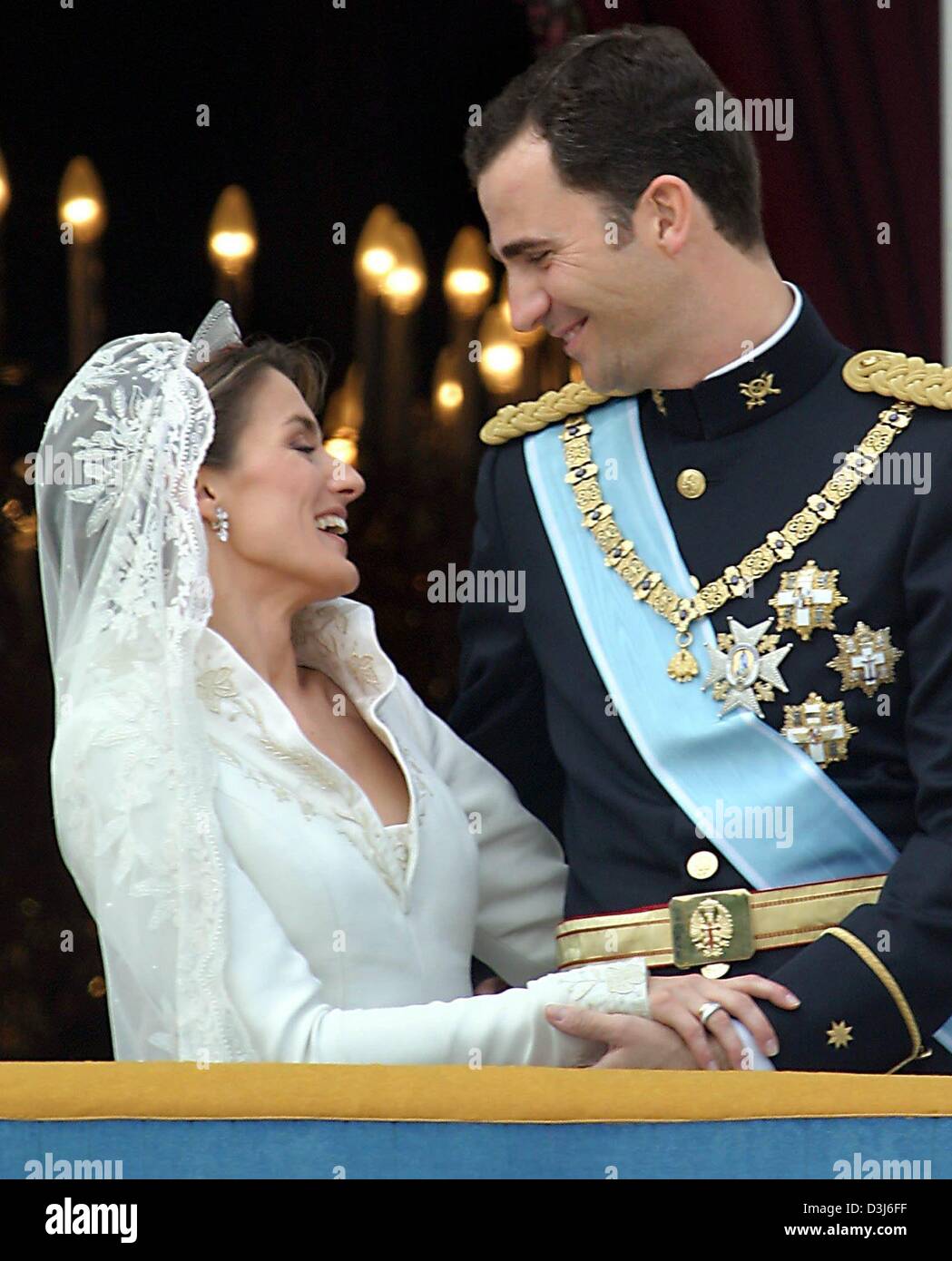 (dpa) - Spanish crown prince Felipe and his wife Letizia Ortiz hold ...