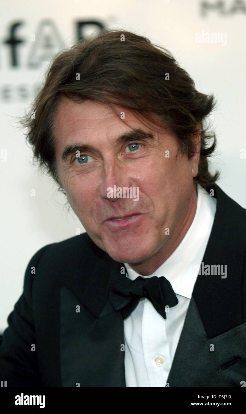 (dpa) - British pop singer Brian Ferry smiles and poses at the amfAR ...