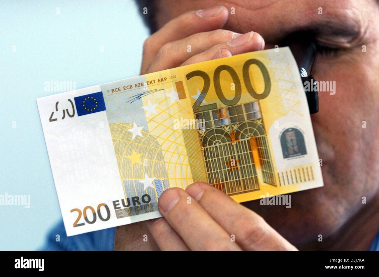 Counterfeit money comparison hi-res stock photography and images - Alamy