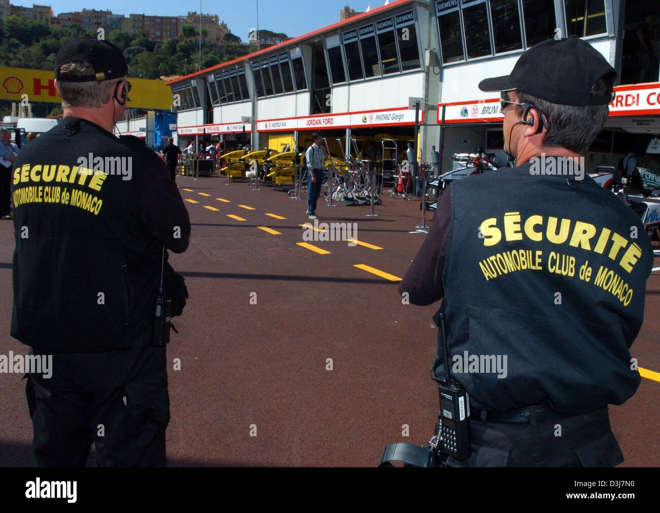(dpa) - Two security officers guard the new pit lane of the Monaco ...