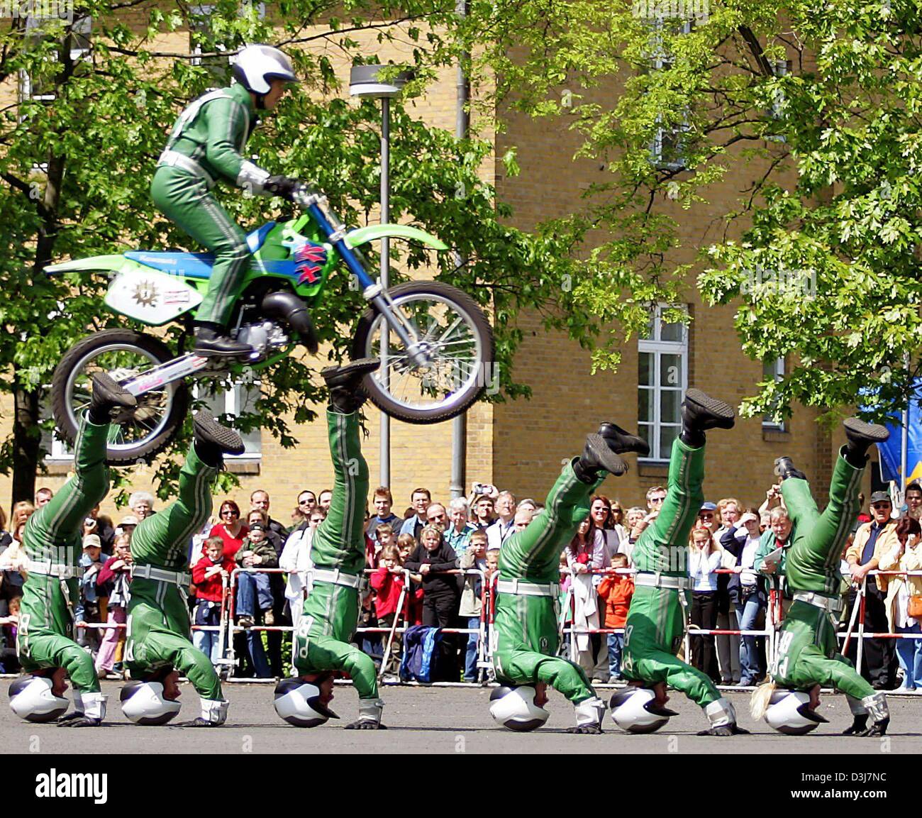 (dpa) - The motorcycle sports group of the Berlin police performs ...