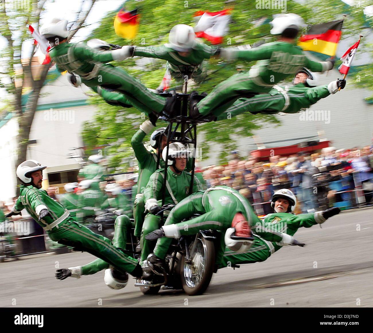 (dpa) - The motorcycle sports group of the Berlin police performs ...