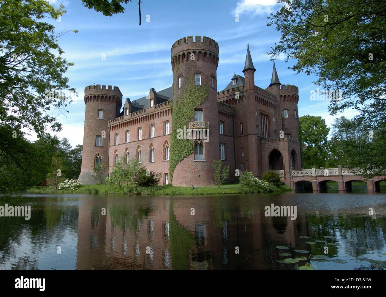 Arts culture entertainment ace architecture schloss castle burg moat ...