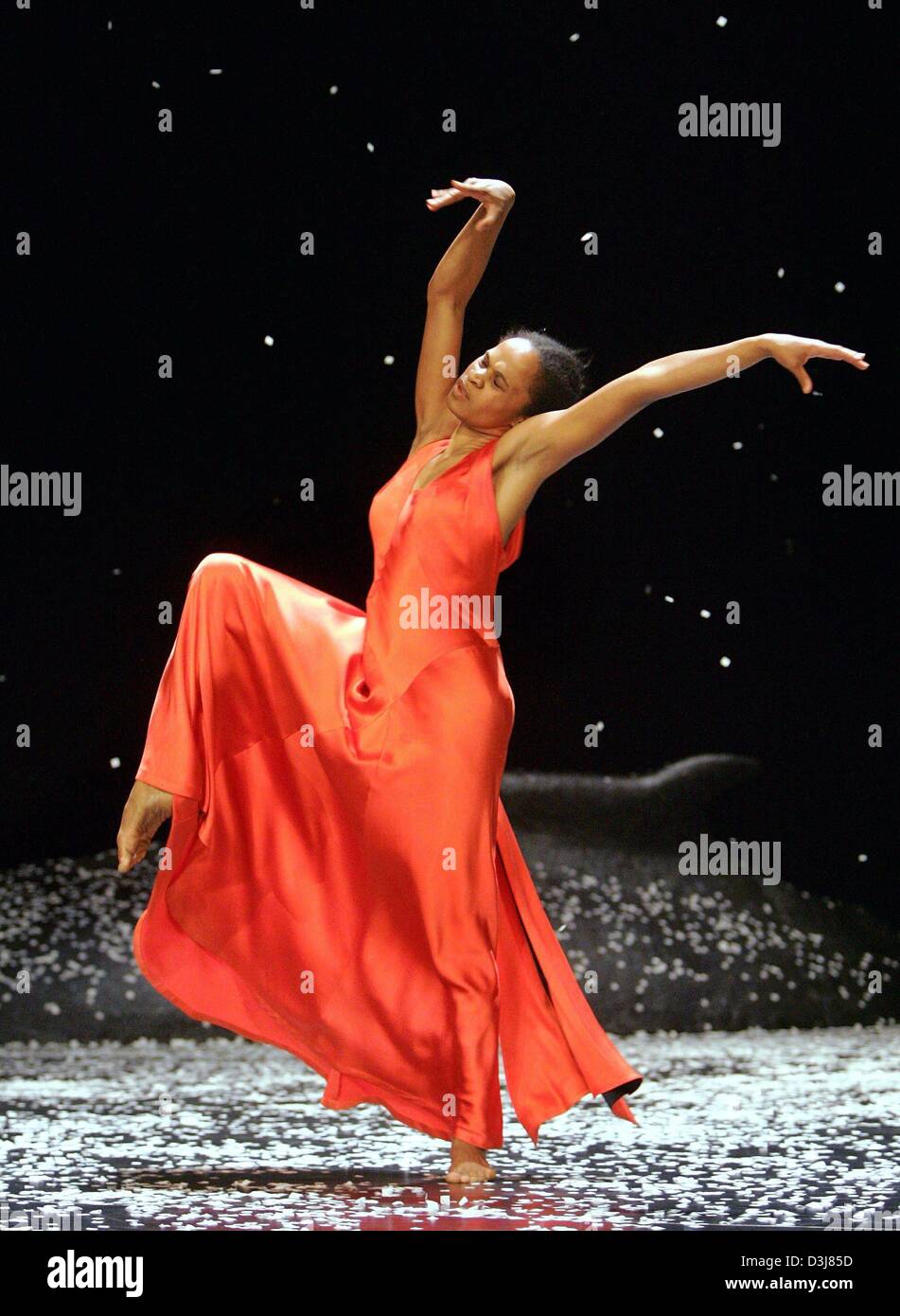 Pina bausch dance hi-res stock photography and images - Alamy