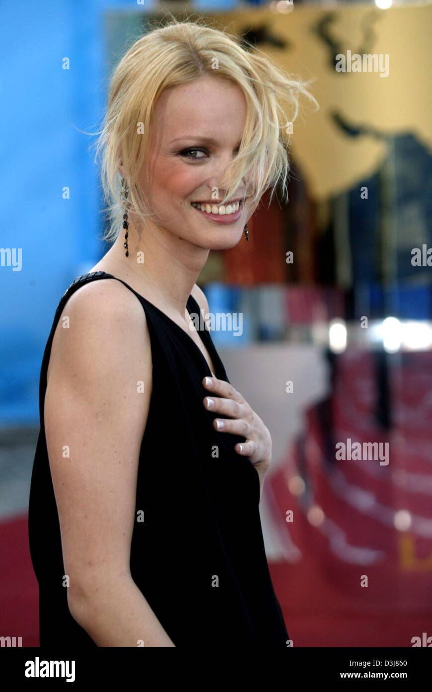 (dpa) - German top model Franziska Knuppe smiles as she arrives at the ...