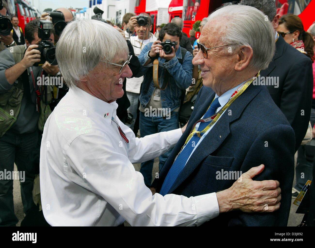 (dpa) - Bernie Ecclestone (L), head of the formula one racing ...