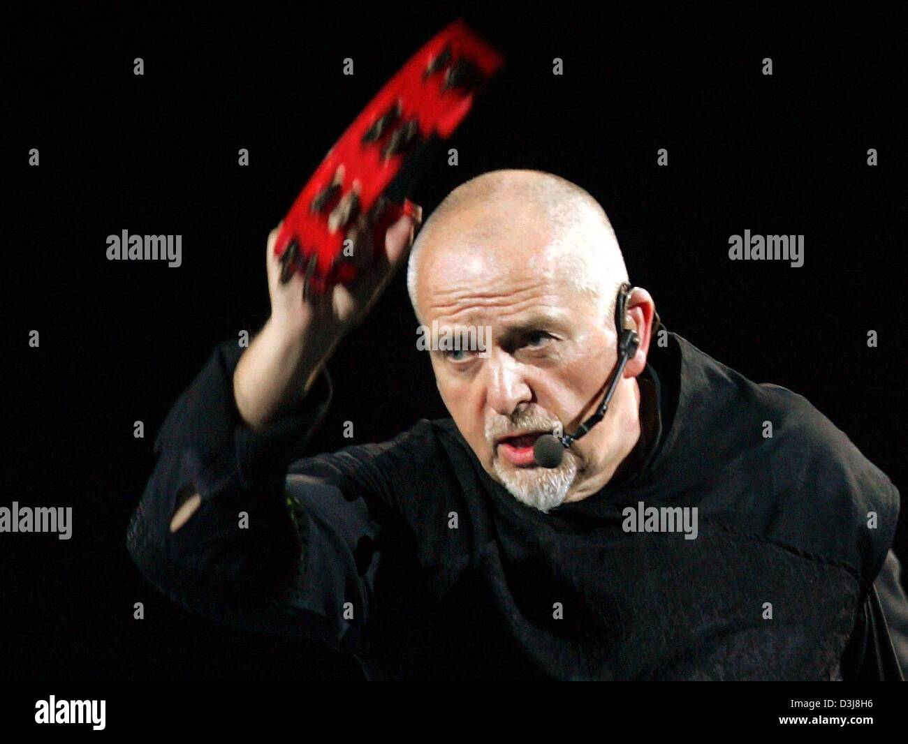 (dpa) - British musician Peter Gabriel performs on stage in Dortmund ...