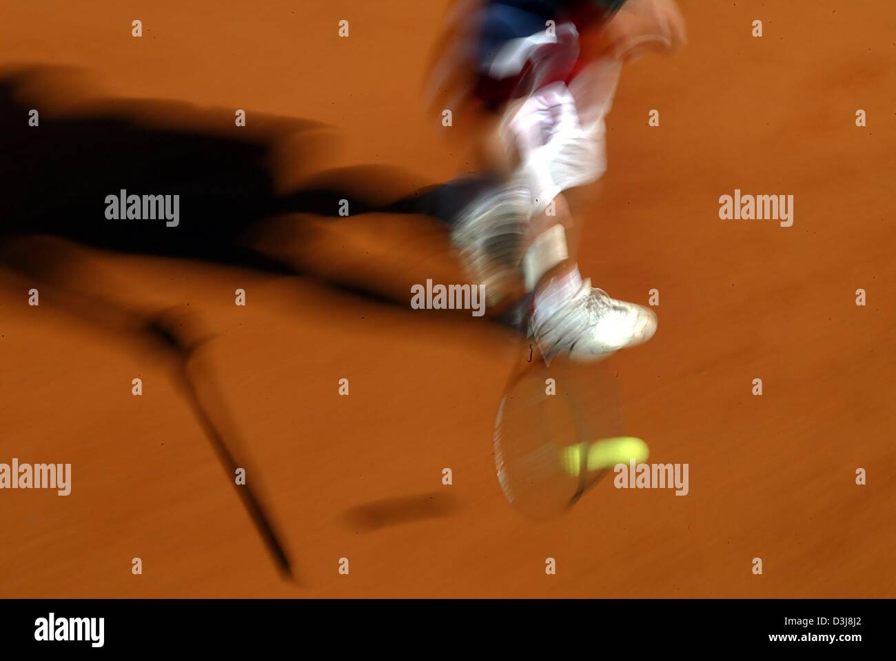 (dpa) - With the help of a zoom effect and a long exposure time the ...