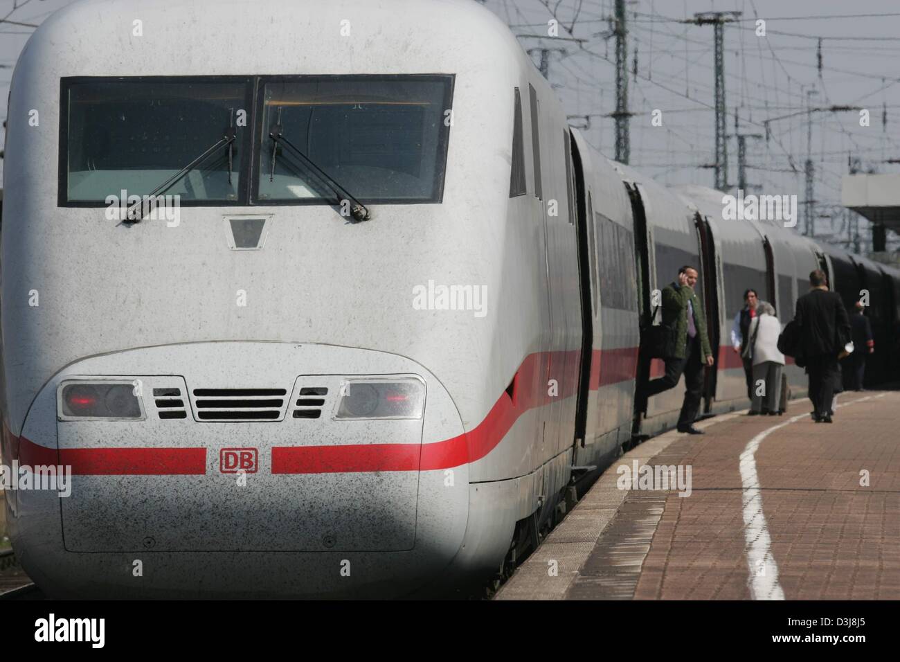 (dpa) - Passengers get off an ICE 2 German highspeed train of the ...