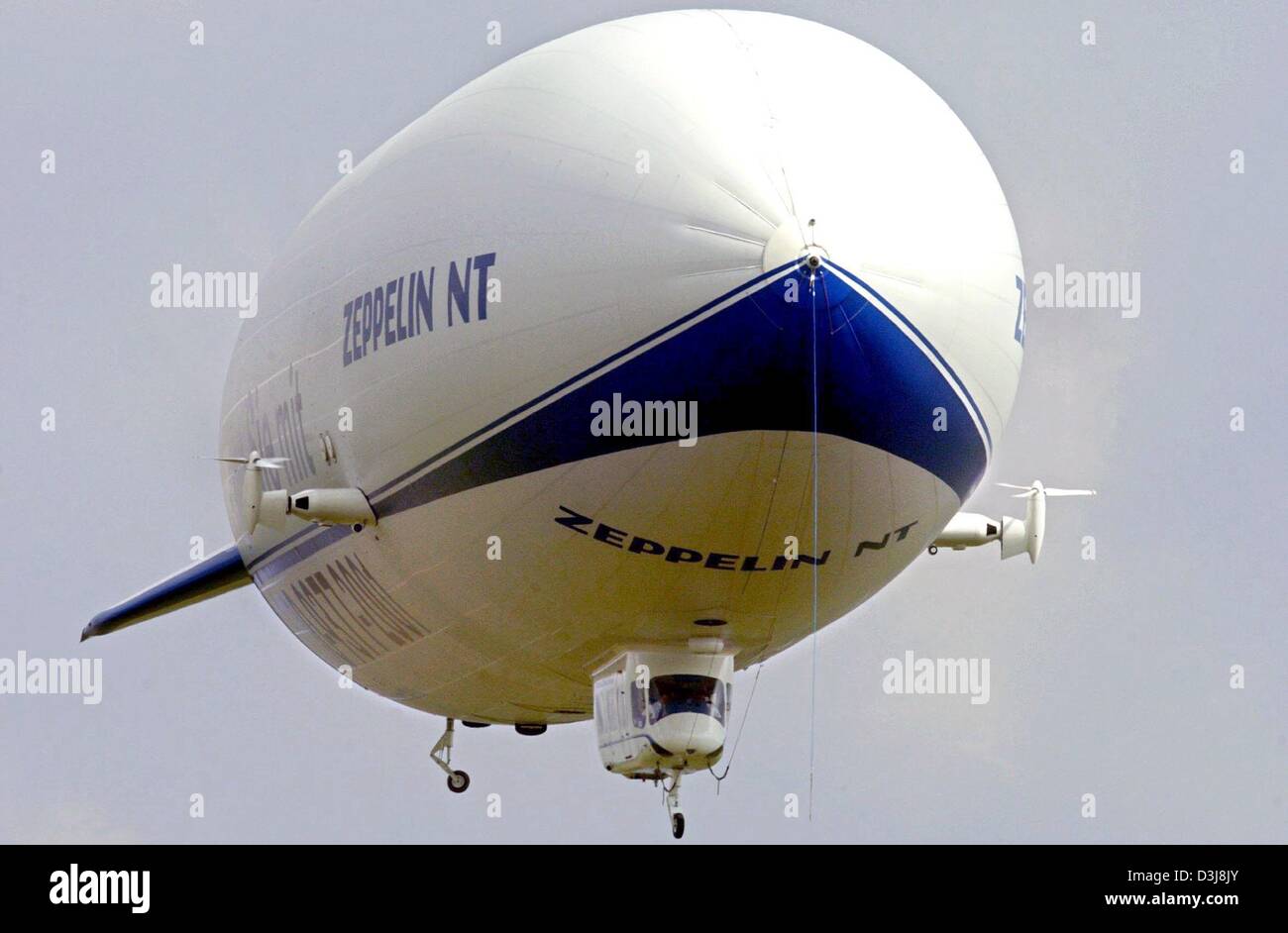 (dpa) - A Zeppelin NT flies above the airport in Bonn, Germany, 23 ...
