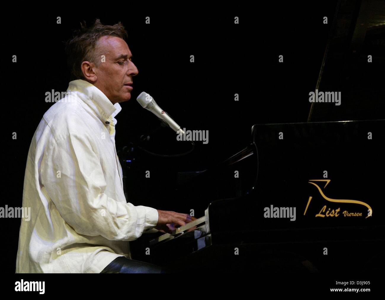 John cale singing hi-res stock photography and images - Alamy