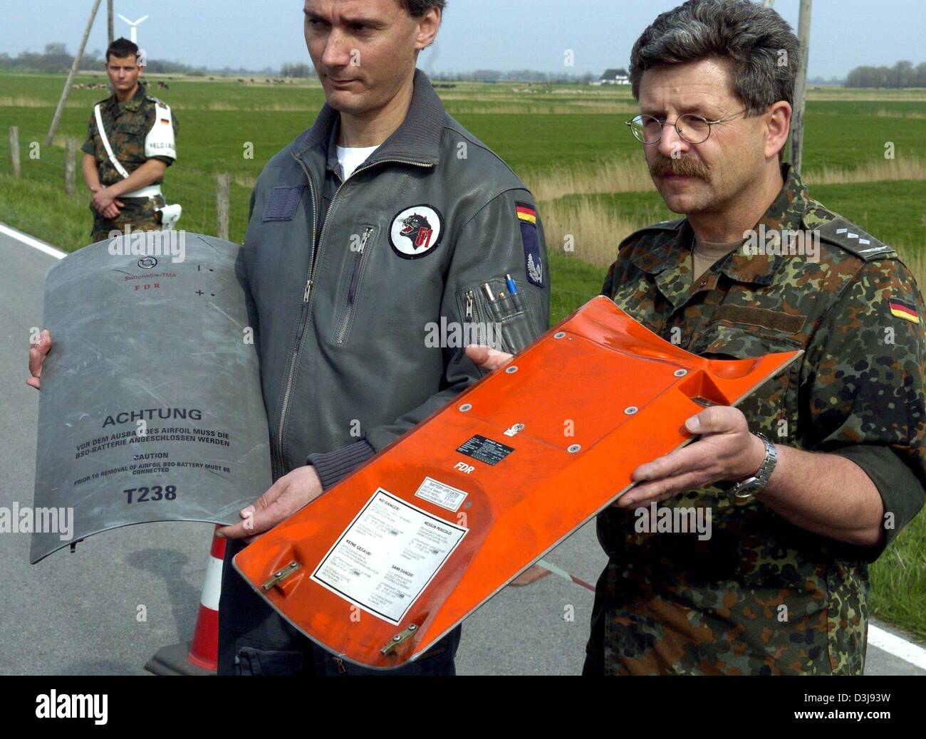 (dpa) - Soldiers of the German 'Bundeswehr' show the recovered flight ...