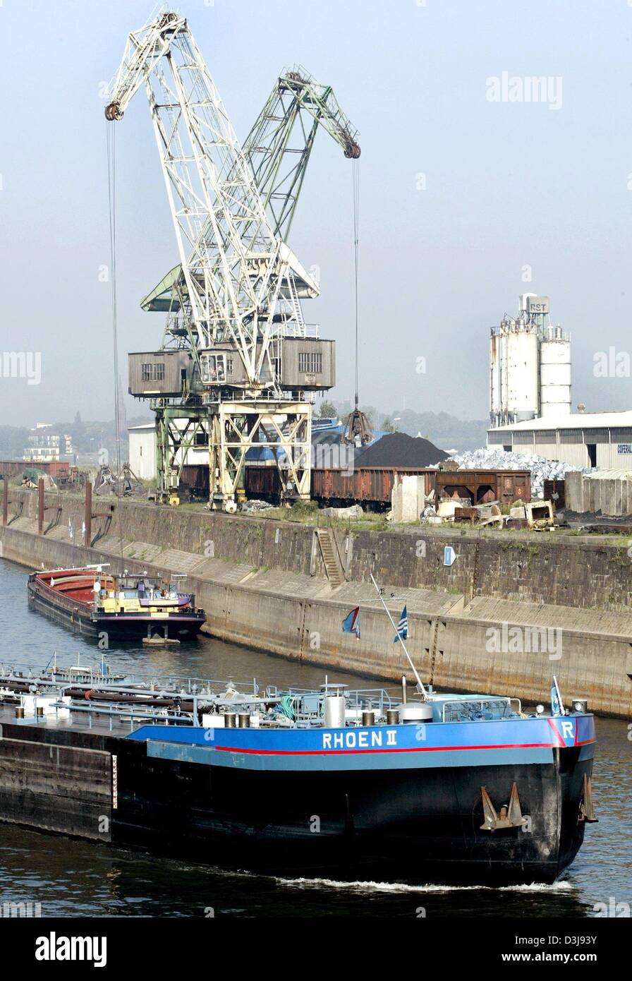 (dpa files) - An oil freighter passes the inland navigation vessel ...
