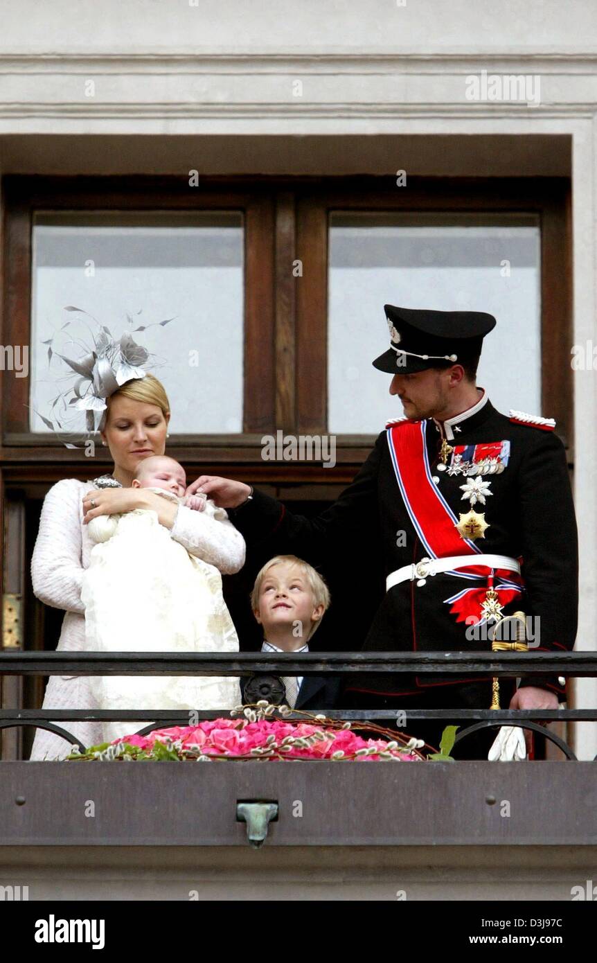 (dpa) - Crown Princess Mette-Marit holds in her arms her little ...
