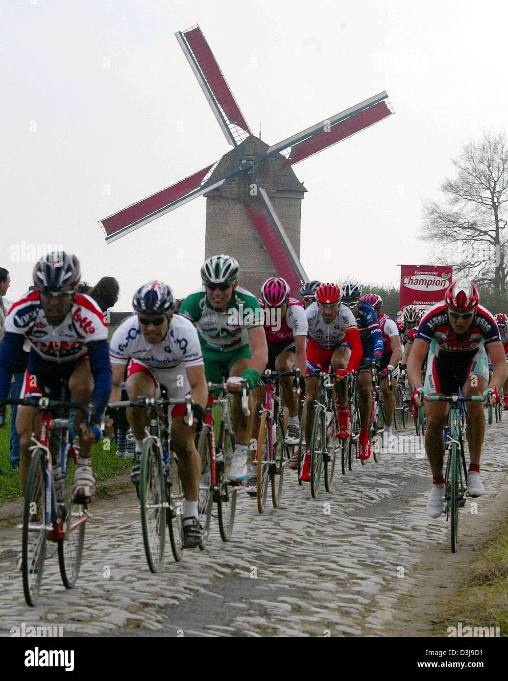 (dpa) - Competitors of the 102nd edition of the traditional Paris ...
