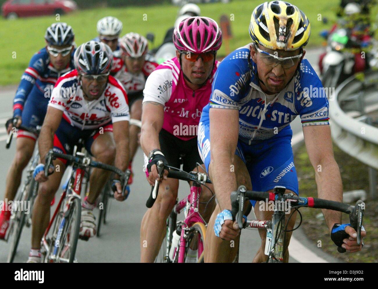 (dpa) - Belgian cyclists Johan Museeuw (R) and last year's winner Peter ...