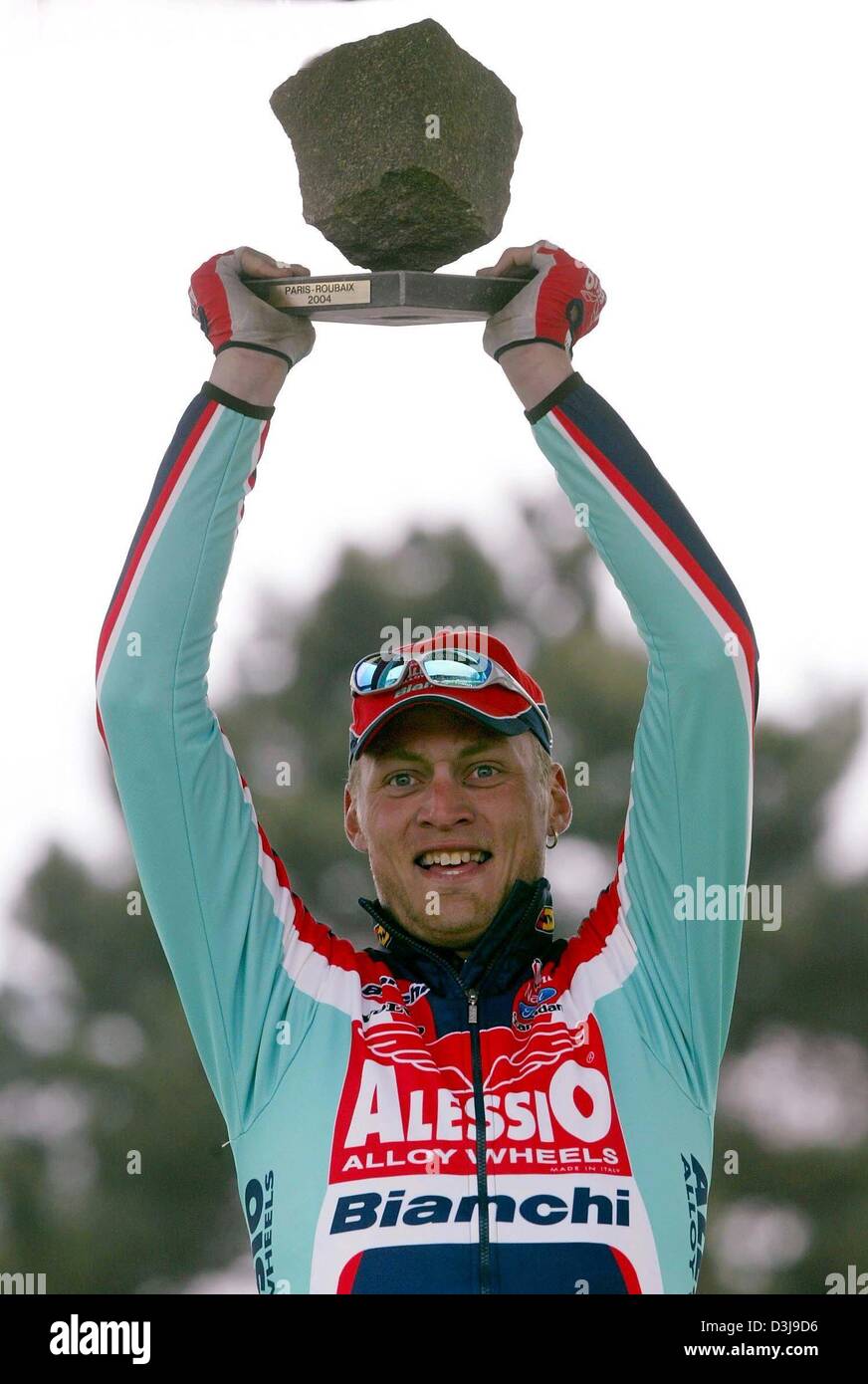 (dpa) - Swedish cyclist Magnus Backstedt jubilates and lifts up up the ...