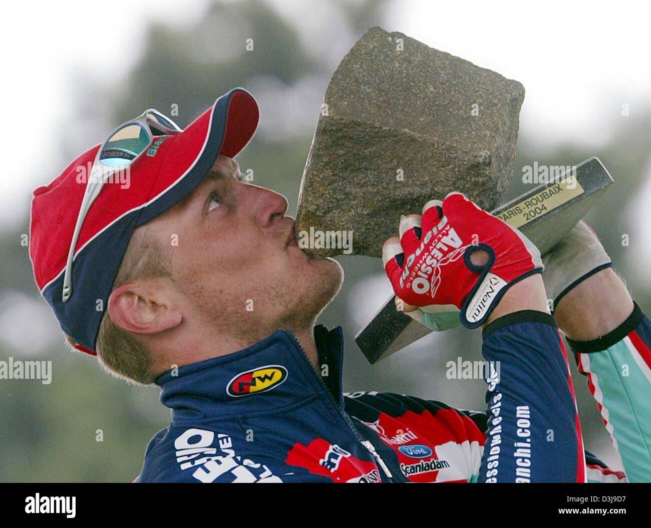 (dpa) - Swedish cyclist Magnus Backstedt jubilates and kisses the ...