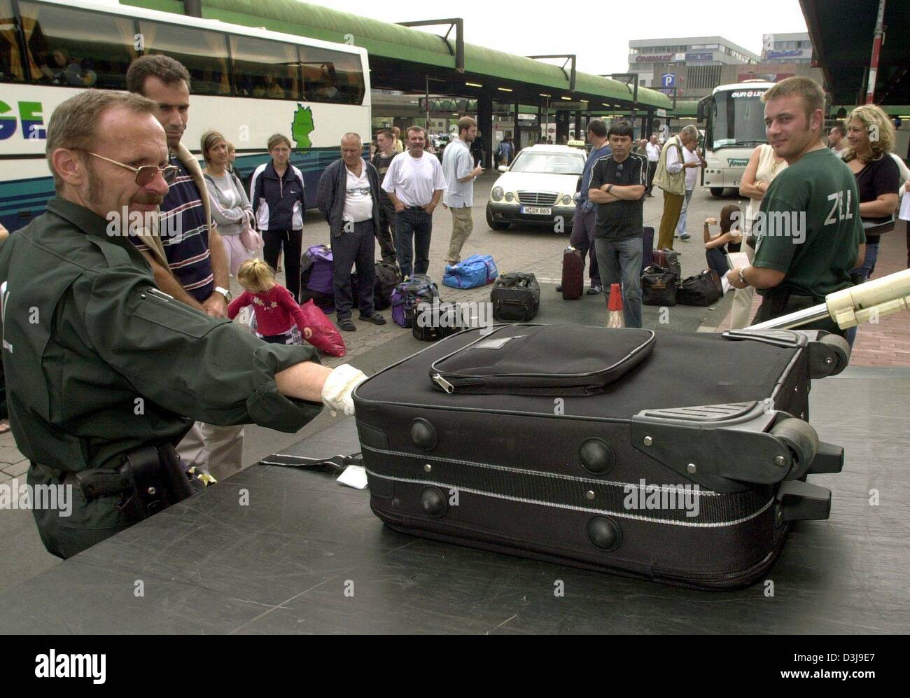 Long distance coaches hi-res stock photography and images - Alamy