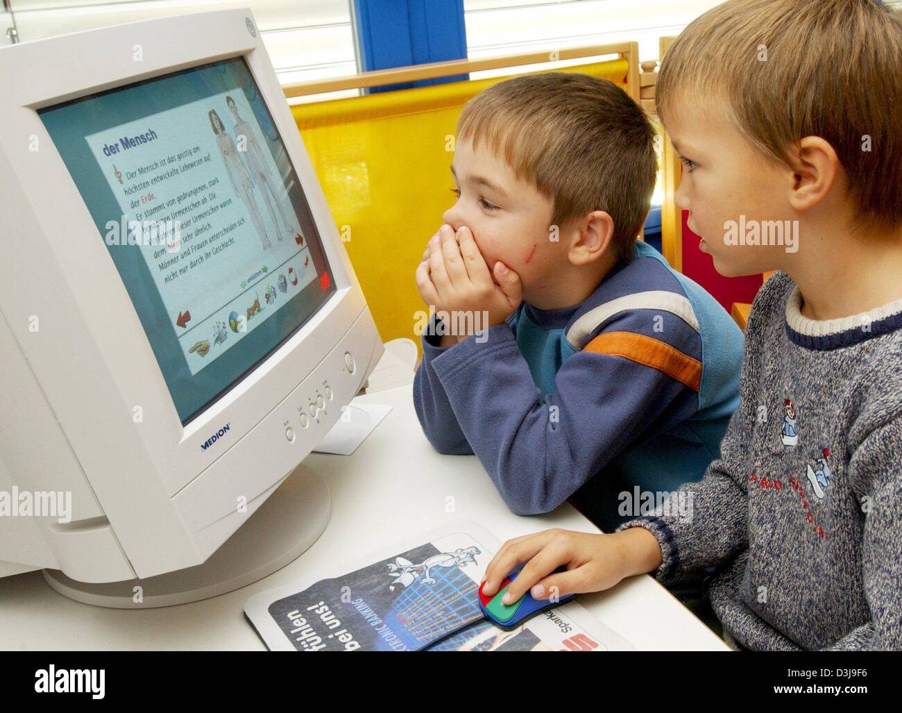 (dpa files) - Niklas (L) and Paul attentively look at the monitor of a ...