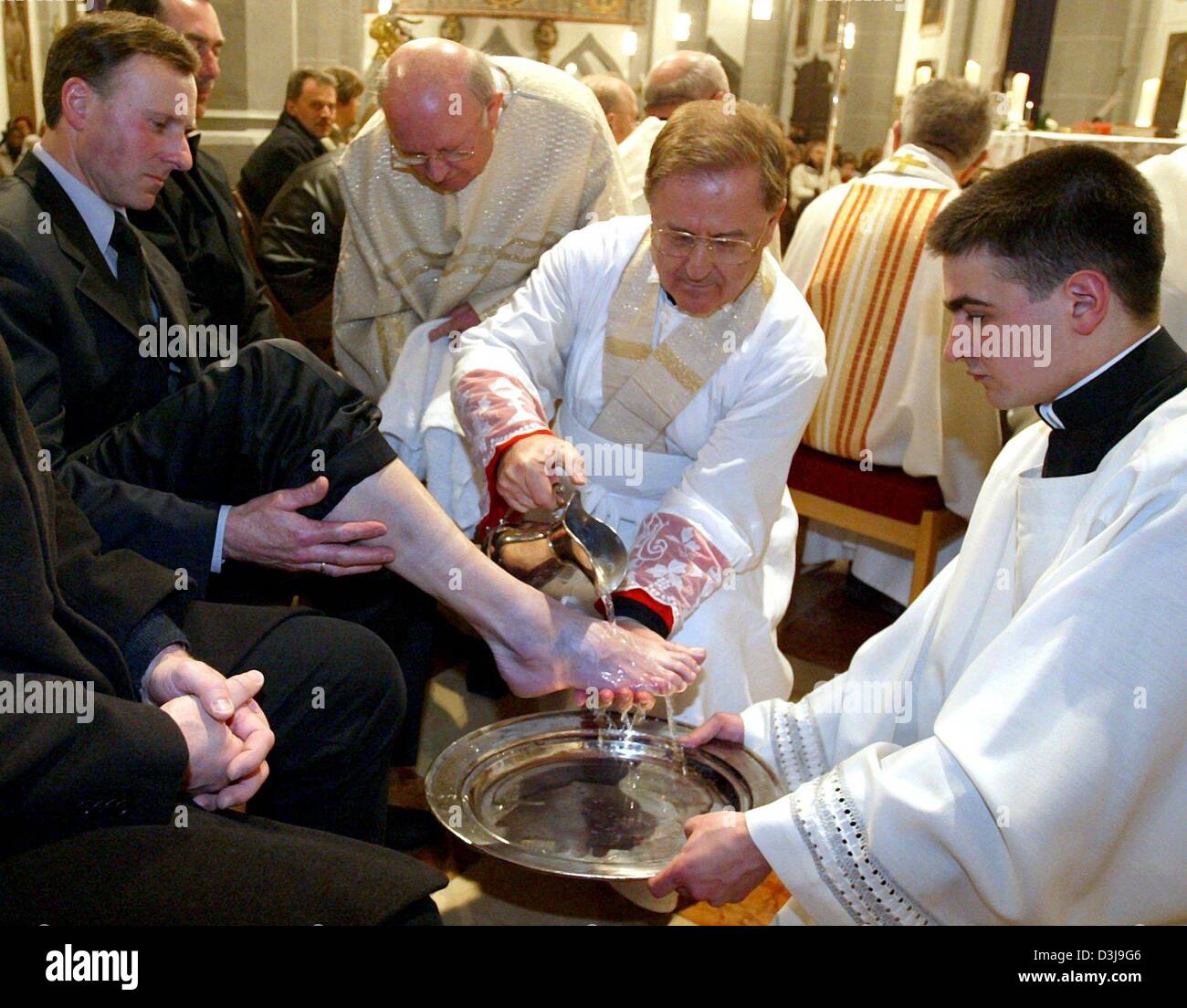 Maundy thursday washing feet hi-res stock photography and images - Alamy