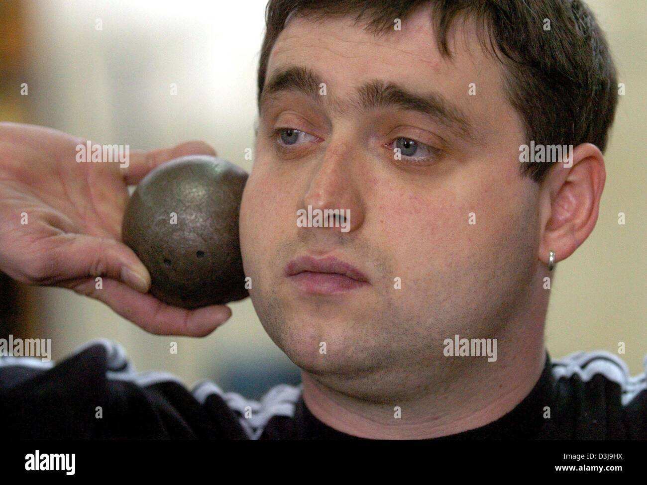 (dpa) - Wheelchair-bound shot putter Rico Glagla from Germany prepares ...