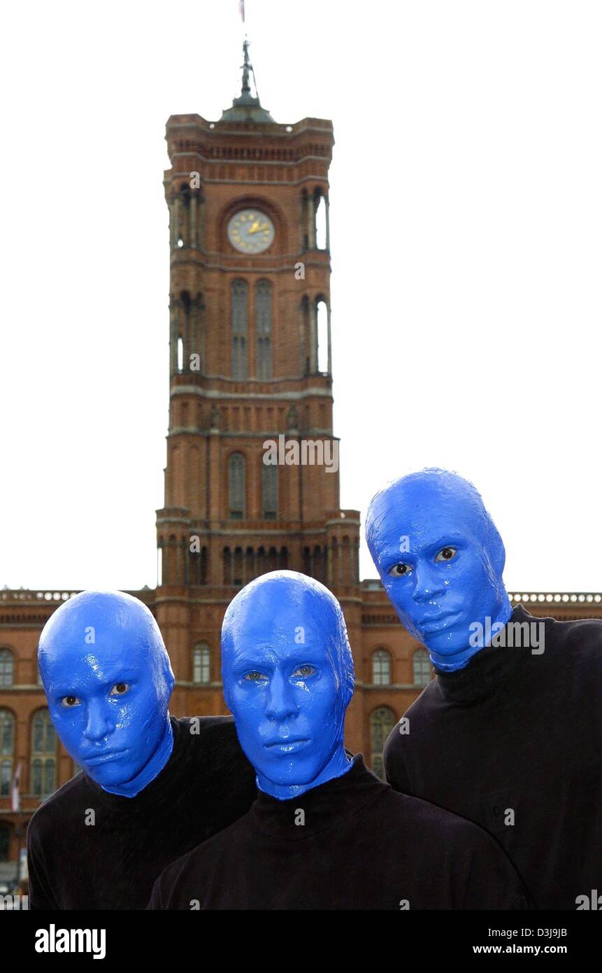 (dpa) - Three members of the Blue Man Group pose in front of the Red ...