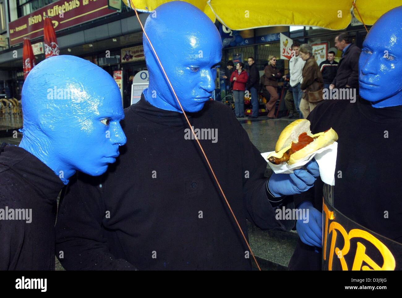 (dpa) - What on earth is that? Three members of the Blue Man Group have ...