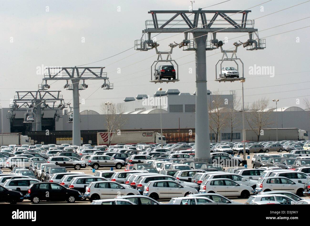 (dpa) - Volkswagen (VW) cars on cable railway platforms float over the ...
