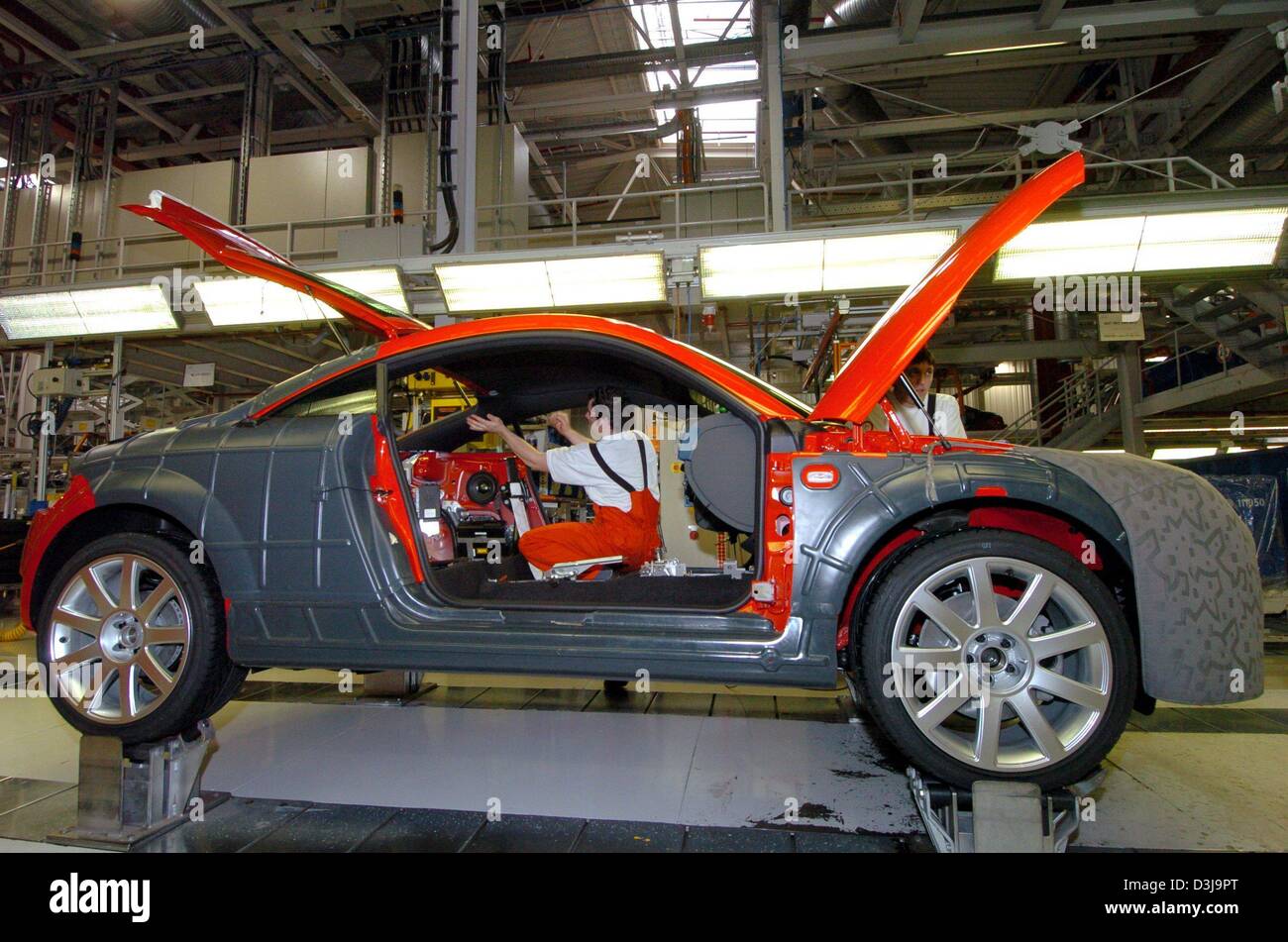 (dpa) - A car is assembled in the Audi assembly plant in Gyoer, Hungary ...