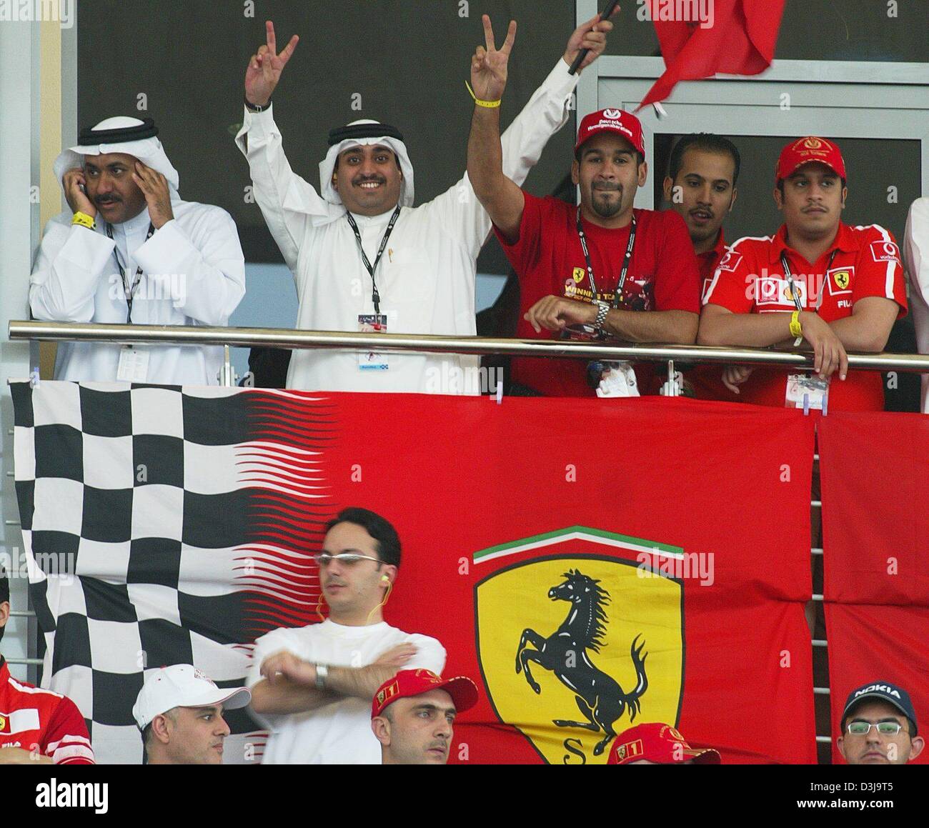 (dpa) - Arabian Ferrari fans cheer ahead of the start of the formula ...